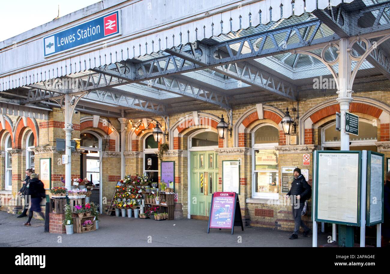 lewes railway station east sussex Stock Photo - Alamy