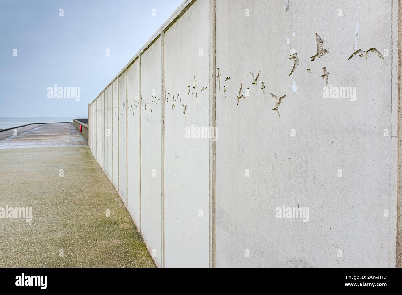 Protective sea wall on Cleveleys promenade Stock Photo - Alamy