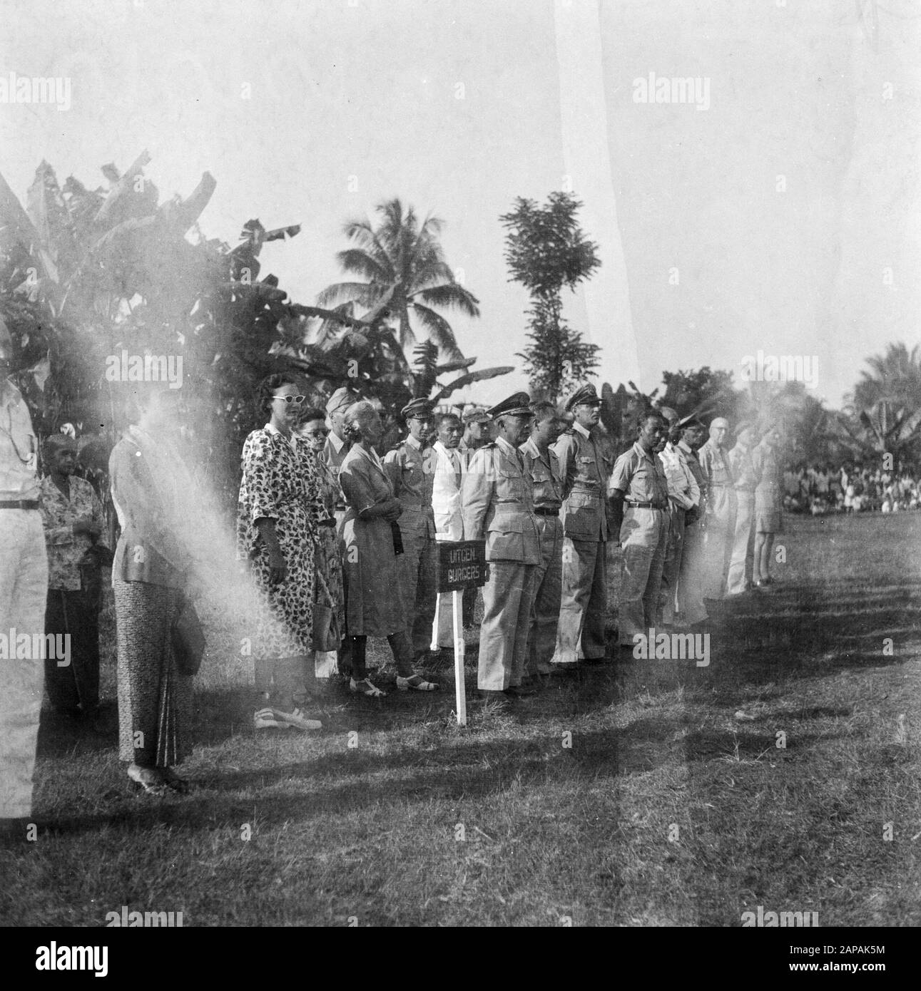 [Meeting at a Alung-Alung. At a sign Uitgen. Citizens' stand a number ...