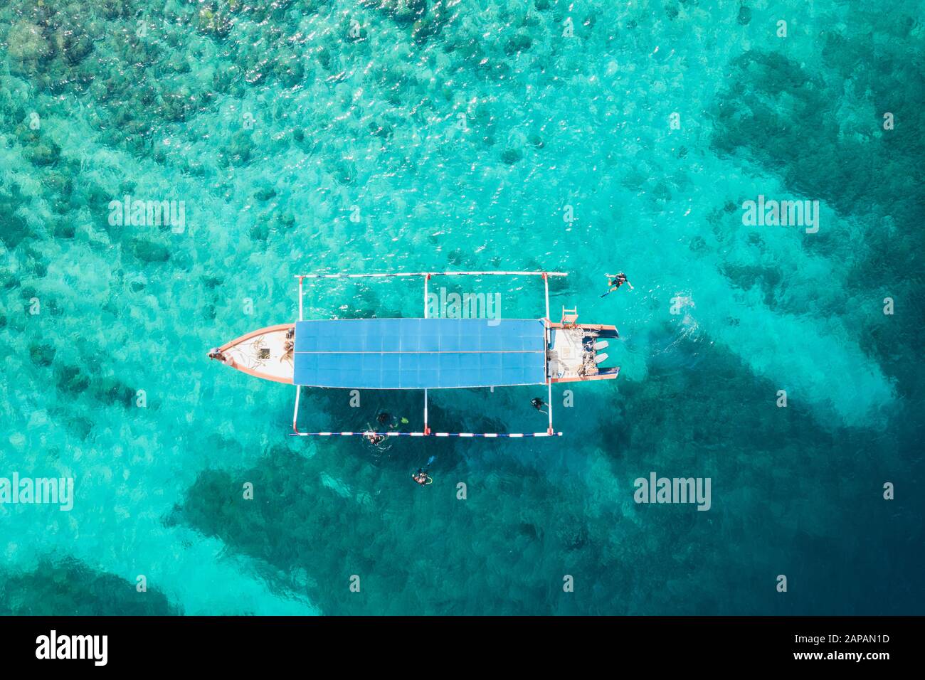 Dive boat aerial Stock Photo - Alamy