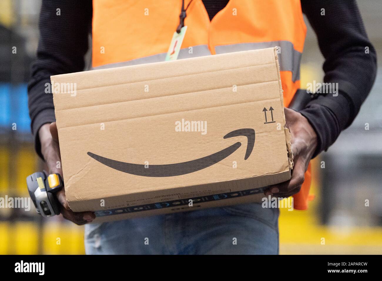 22 January 2020, Saxony, Lampertswalde: An Amazon sorting employee ...
