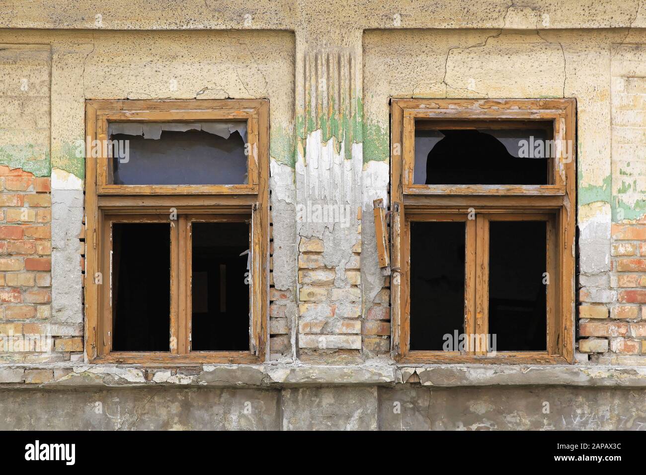 Abandoned old house with broken windows Stock Photo - Alamy