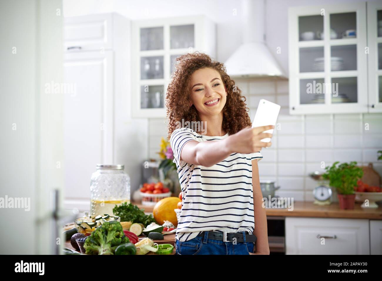 Women selfie kitchen hi-res stock photography and images - Alamy