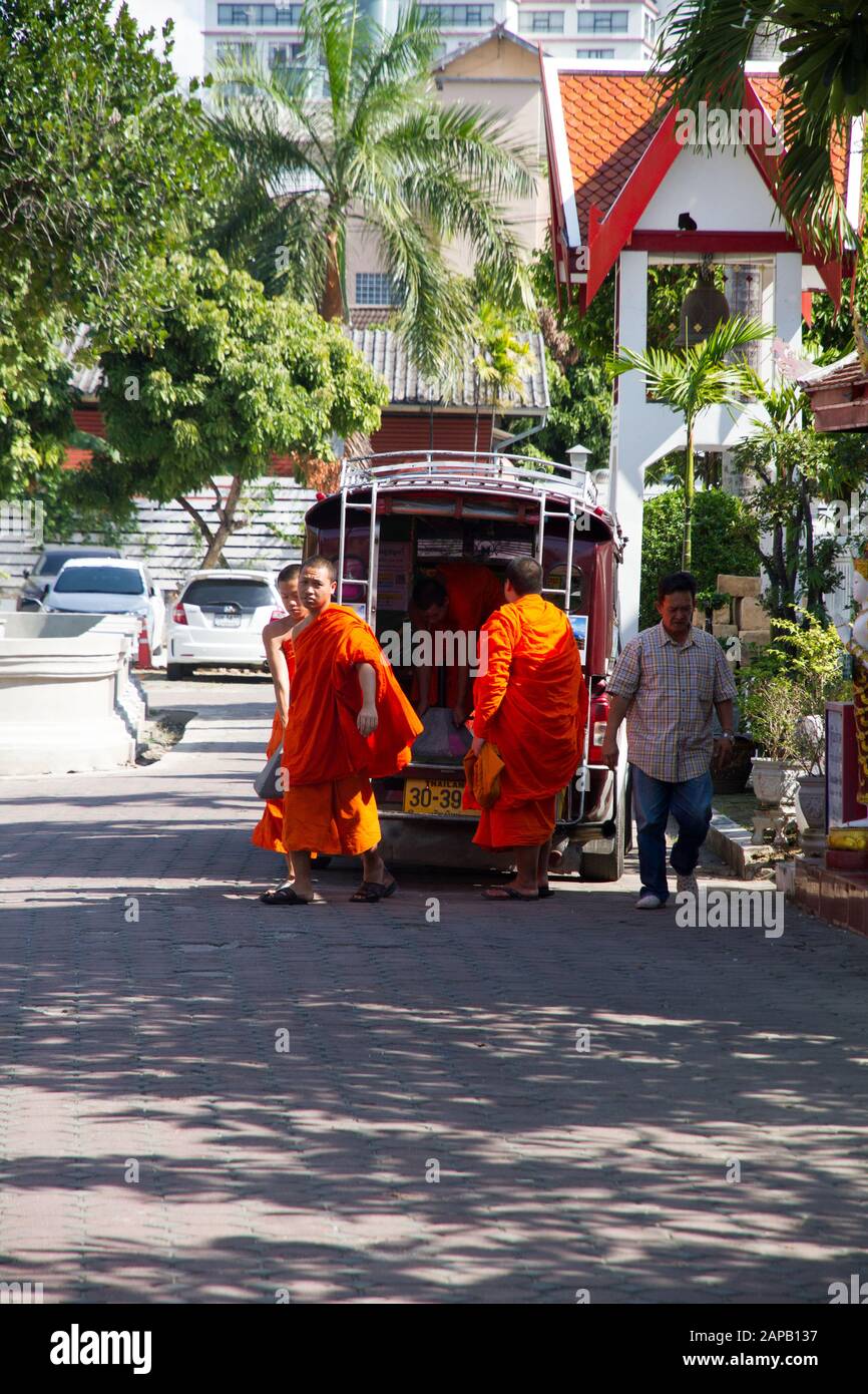 Working temple hi-res stock photography and images - Alamy