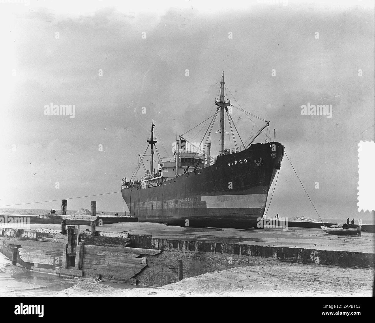 De Virgo (Swedish ship) on the beach of Vlieland Date: 14 July 1953 ...