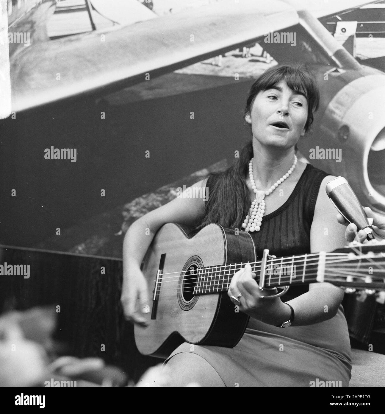Aviva Semadar (Israeli singer) at Schiphol Date: 16 August 1966 ...