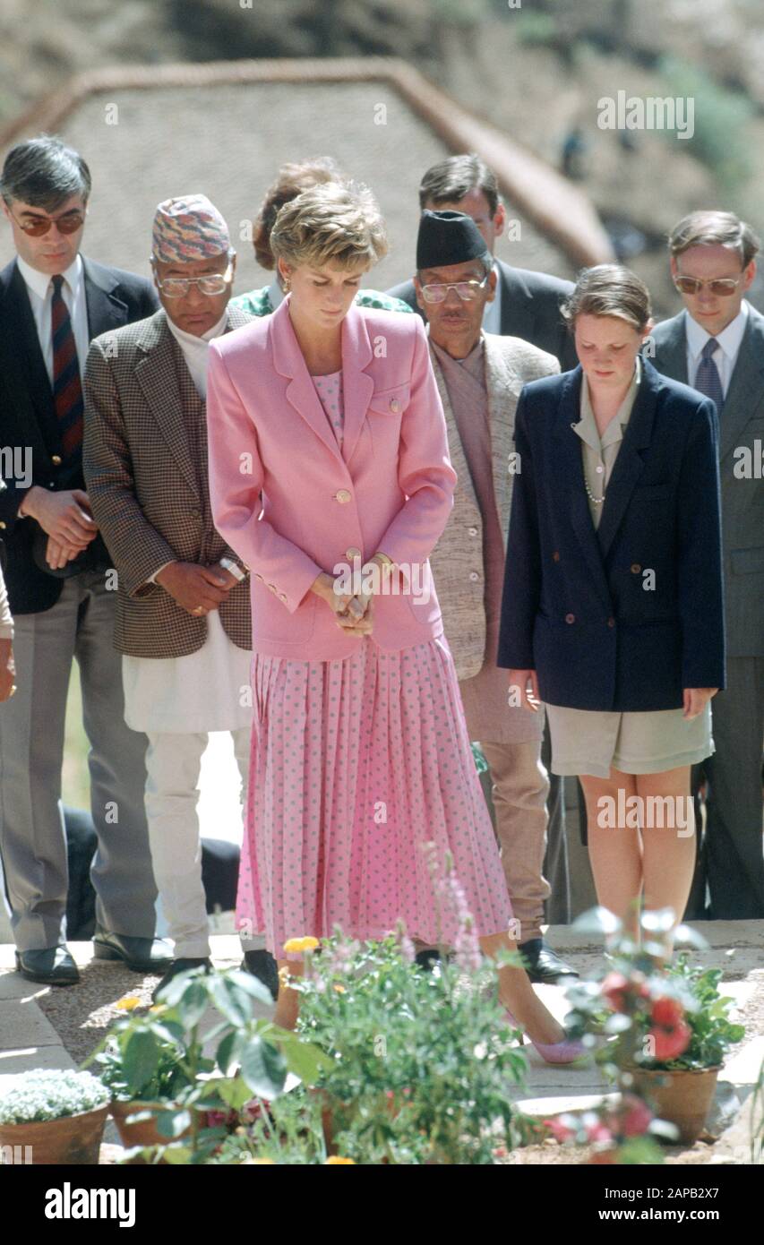 Princess Diana prays at the memorial to the people who died on Pakistan ...
