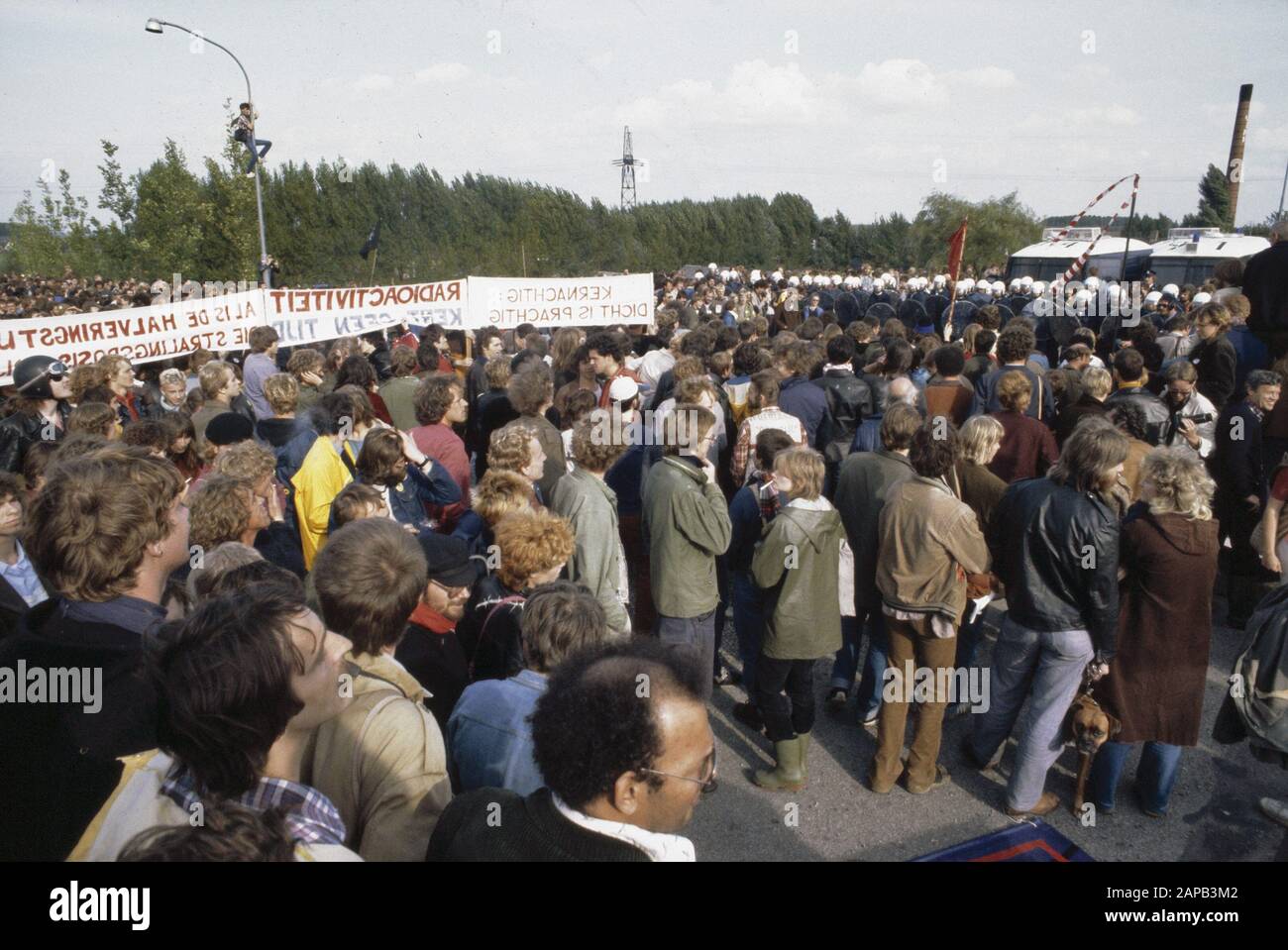 Demonstration/blockade at the Dodewaard nuclear power plant; large ...