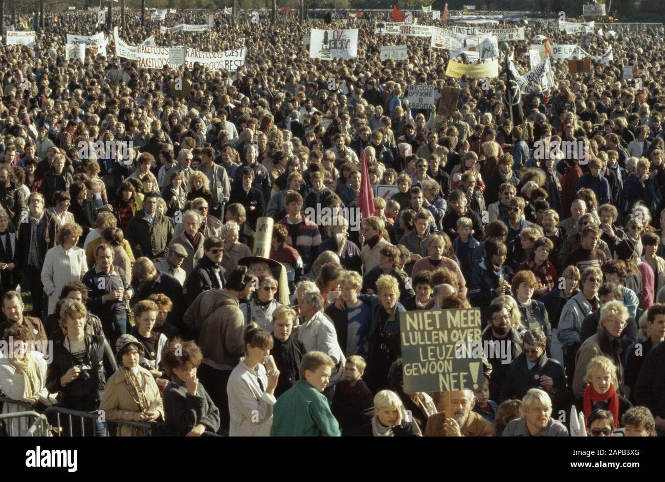 Anti nuclear weapon demonstration in The Hague (550 thousand ...