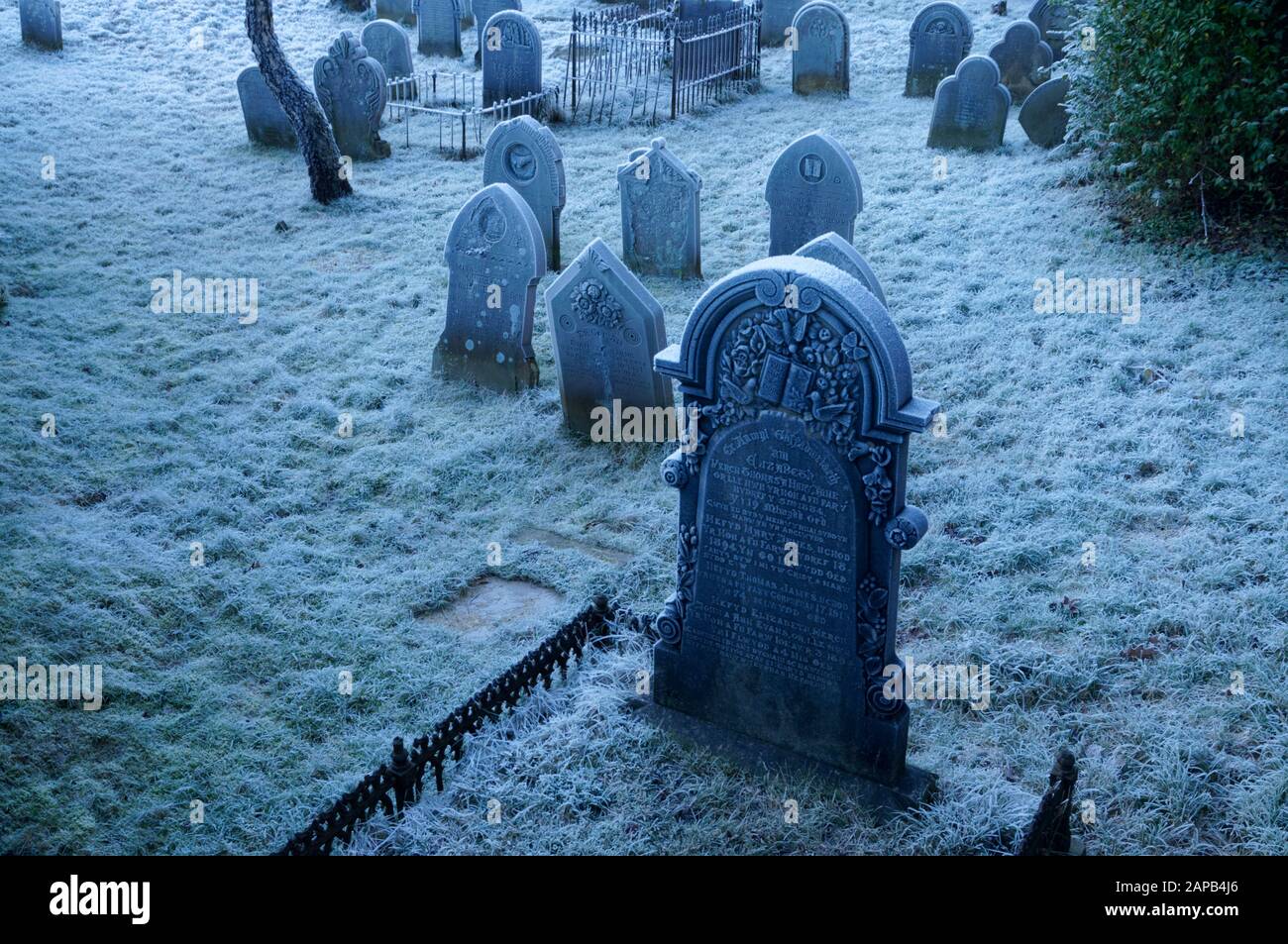 Victorian graveyard hi-res stock photography and images - Alamy