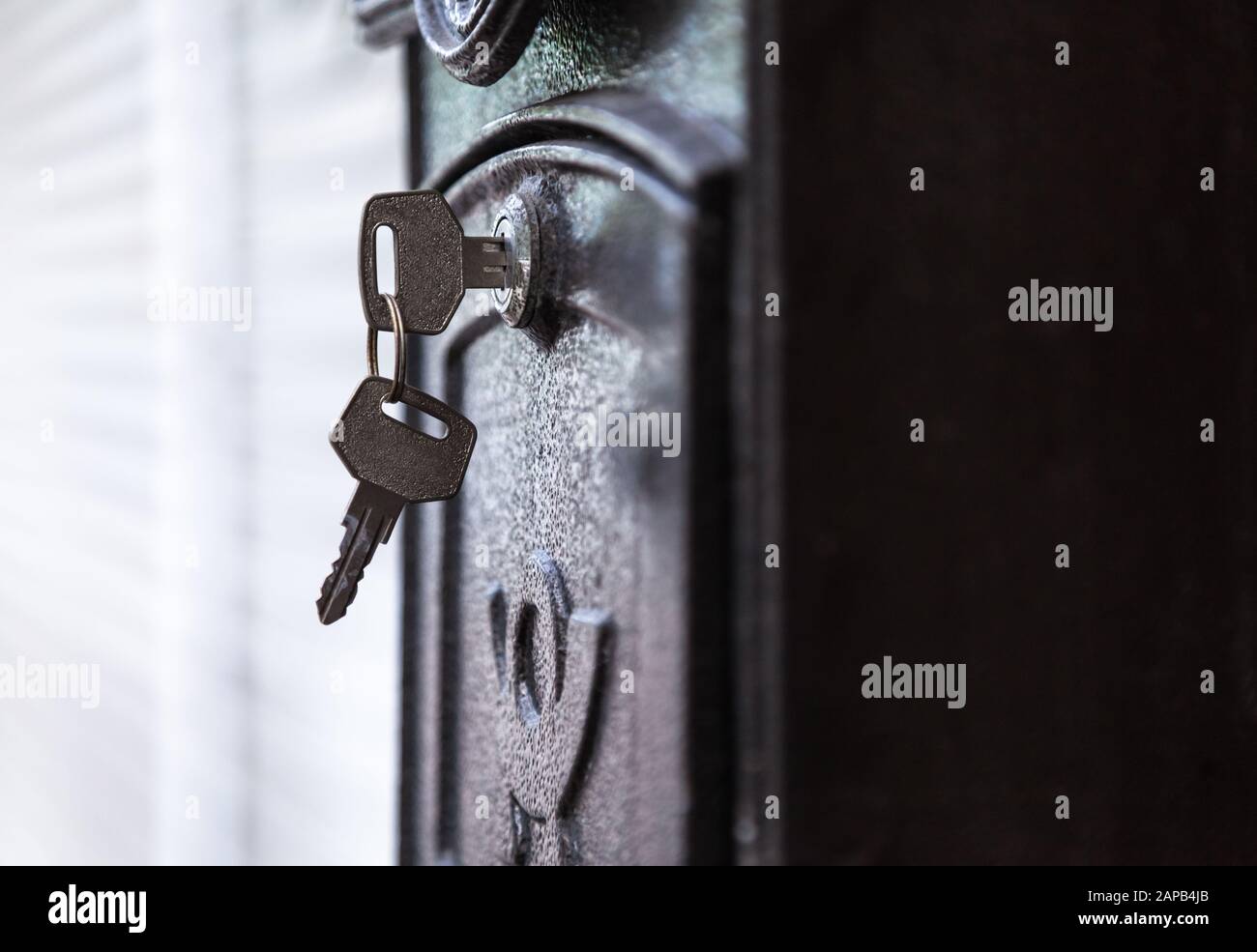 Keys in front door with letter box hi-res stock photography and images ...