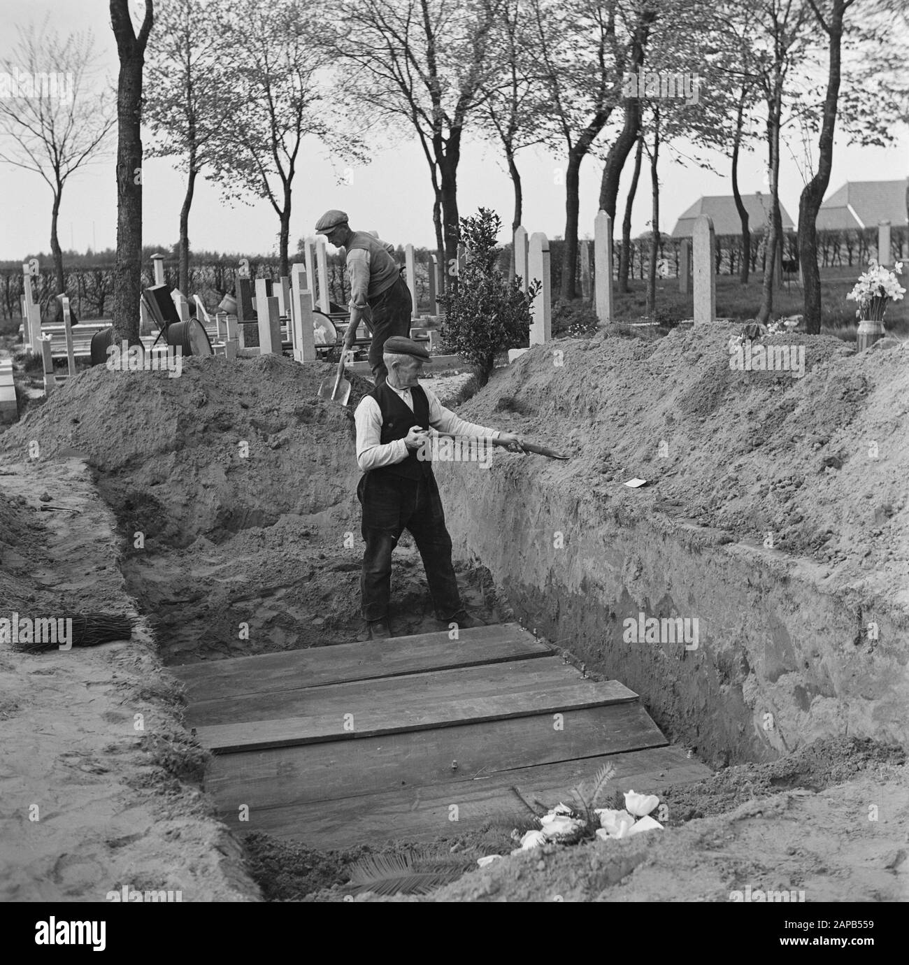 Burial of victims Annotation: Deventer? See series 900-2473 - 900-2475 ...