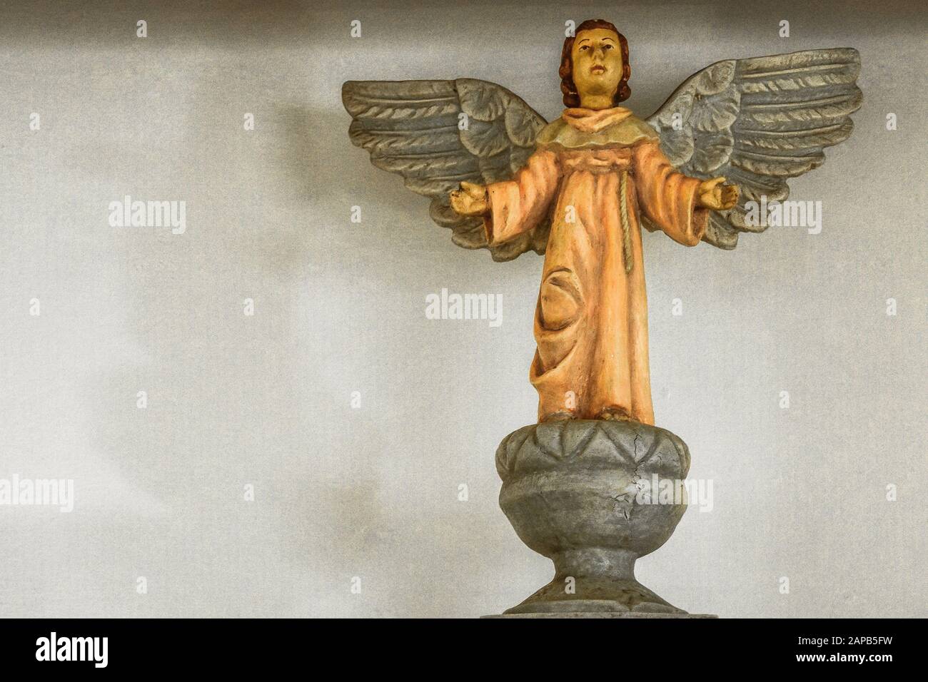 Angle statue hi-res stock photography and images - Alamy