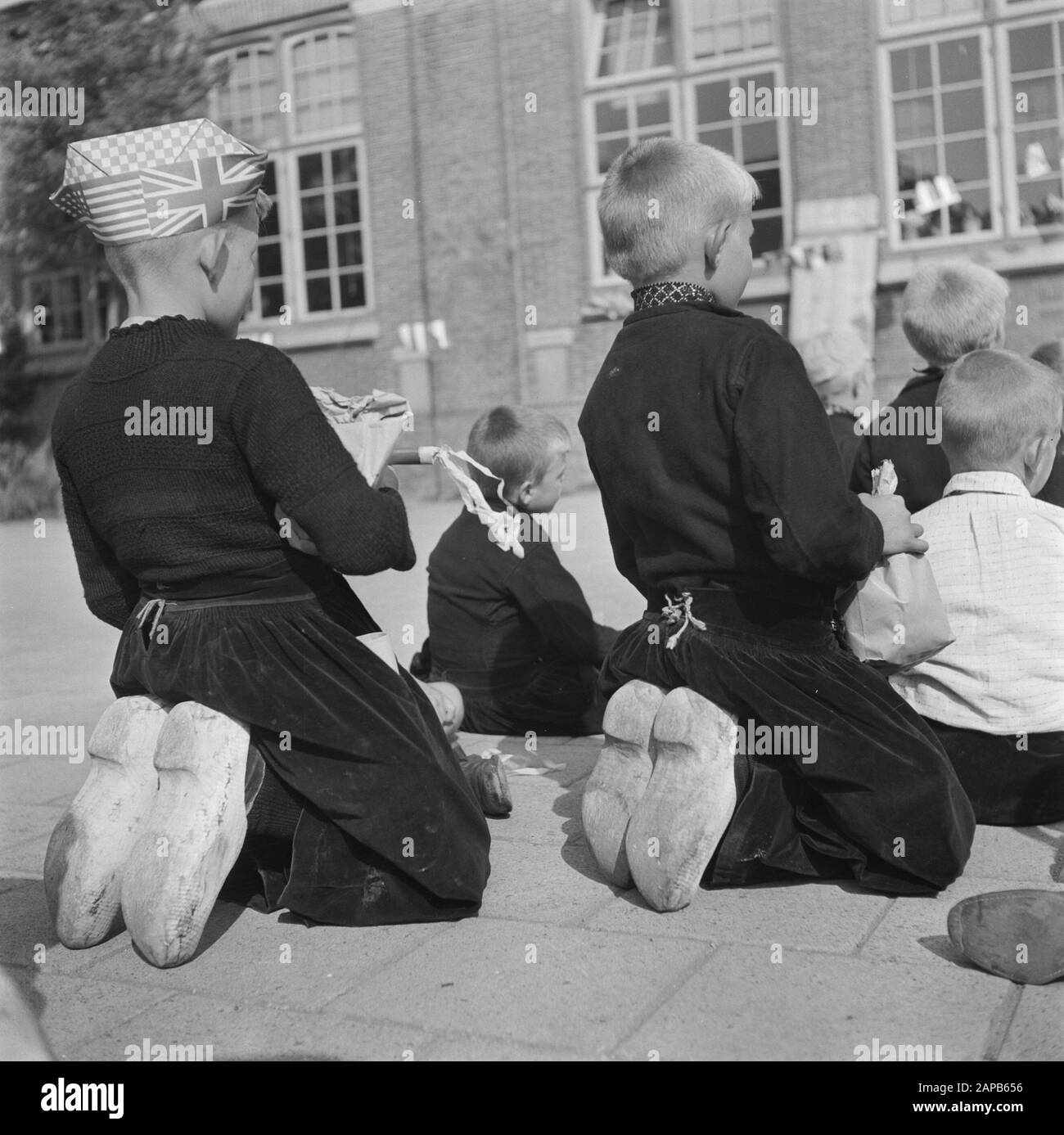 Puppet show children 1945 hi-res stock photography and images - Alamy