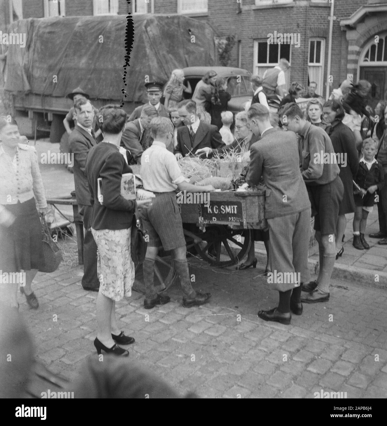 Help the red cross hi-res stock photography and images - Alamy