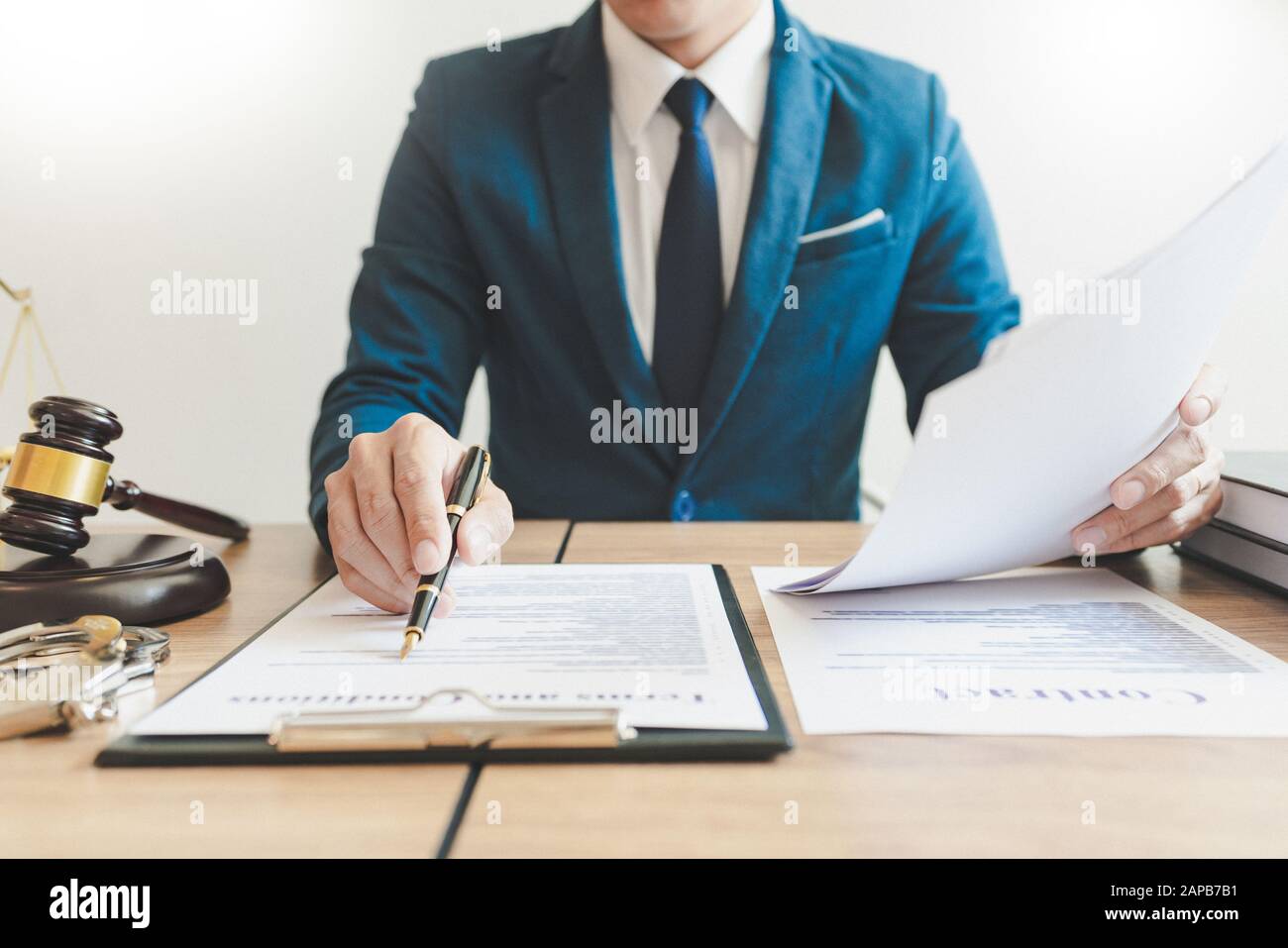 Judge reading documents hi-res stock photography and images - Alamy