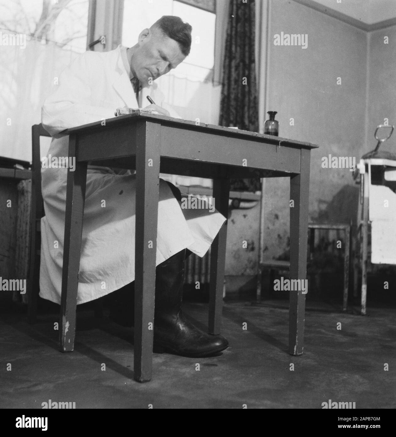 Laboratory 1940s hi-res stock photography and images - Alamy