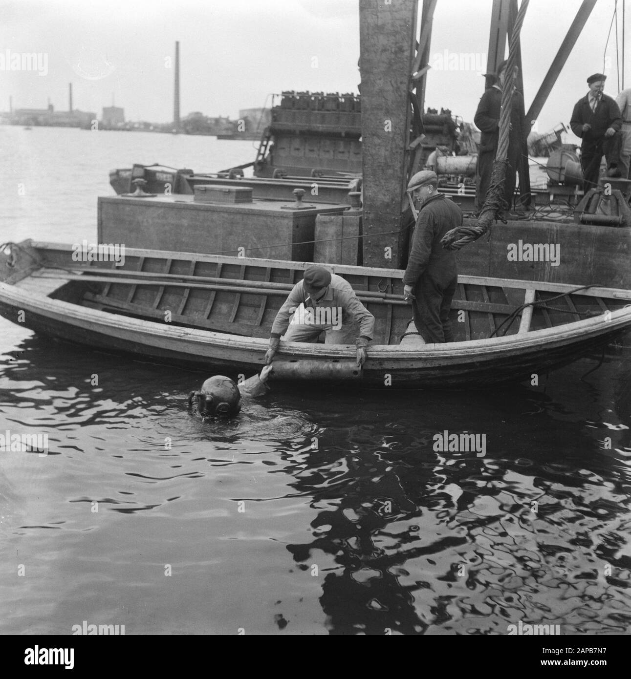 Amsterdam, photos of the repair works in the harbour Date: 1945 ...