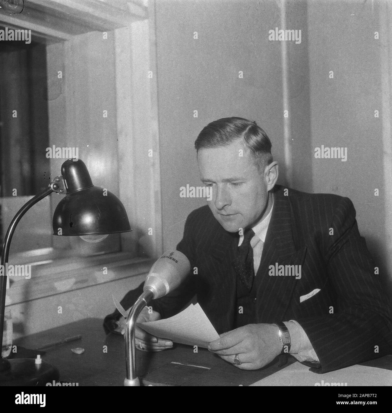 Mr. Brugman for the microphone of Herrijzend Nederland Date: 1945 ...