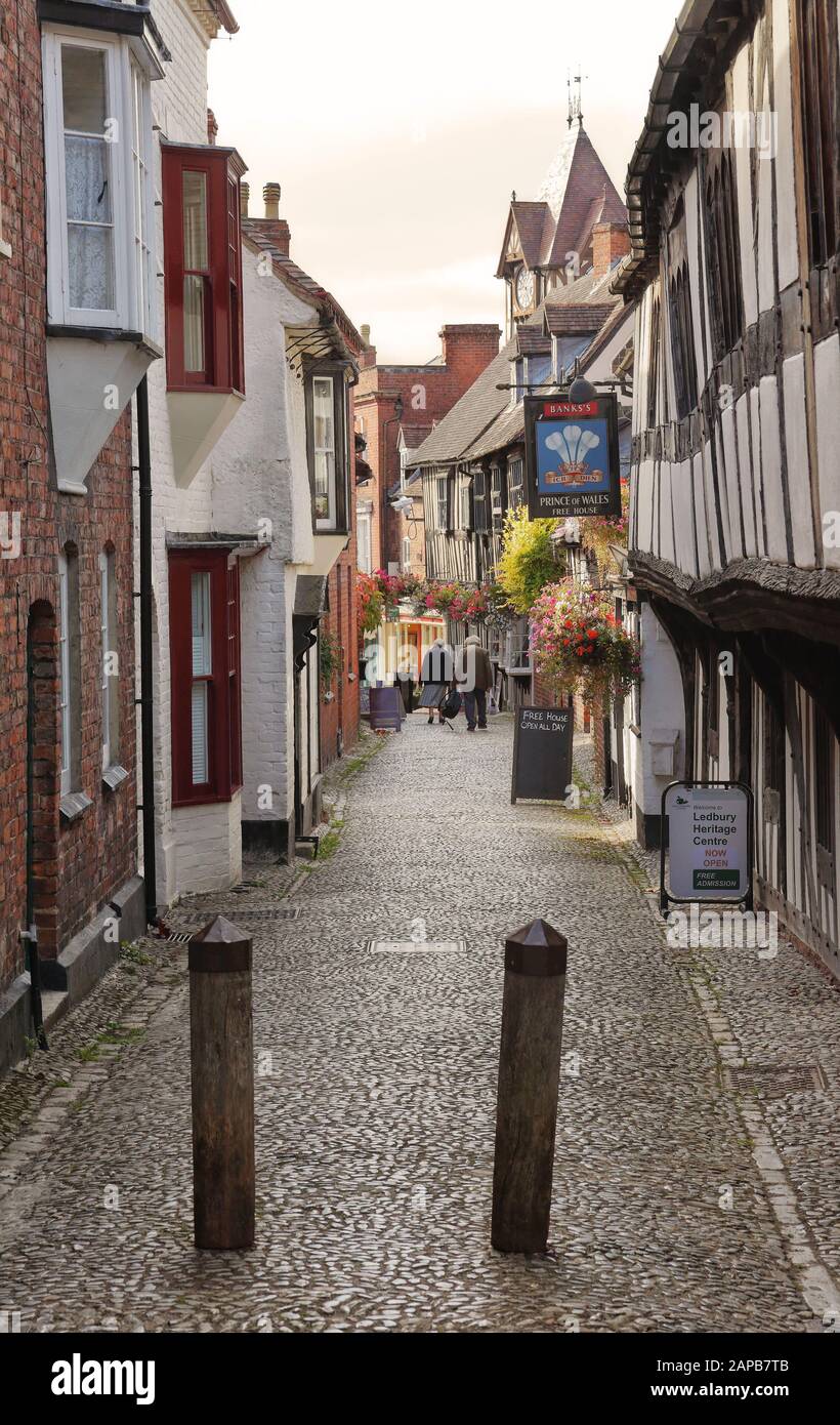 Narrow street in the market town of Ledbury in Herefordshire, with ...