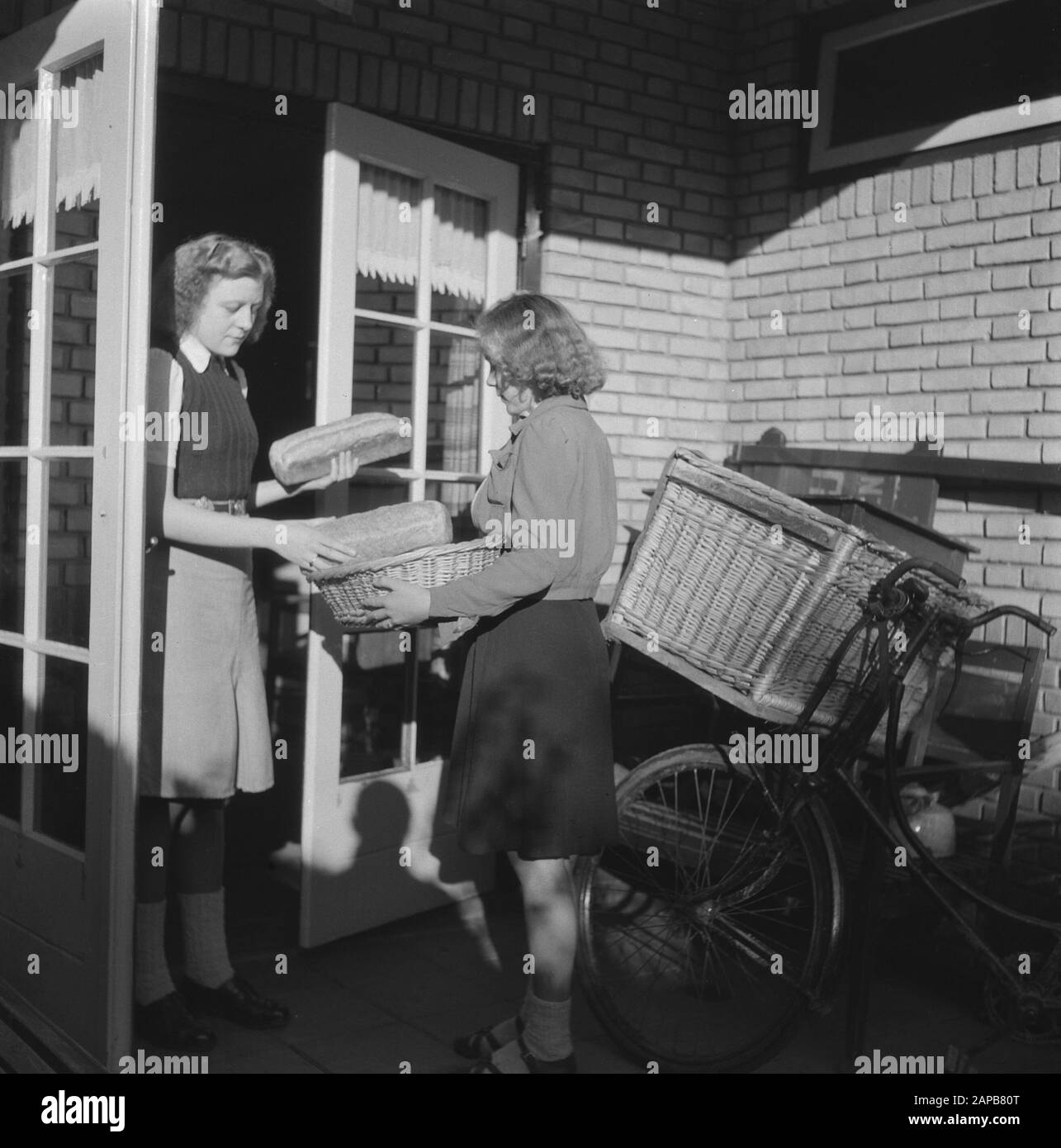 Reportage Putten Description: Bread is delivered Date: 29 October 1945 ...