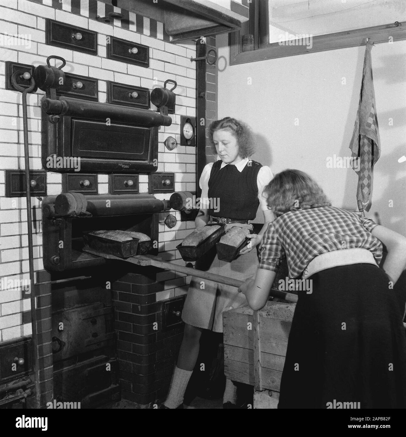 Reportage Putten Description: Bread is baked Date: 29 October 1945 ...
