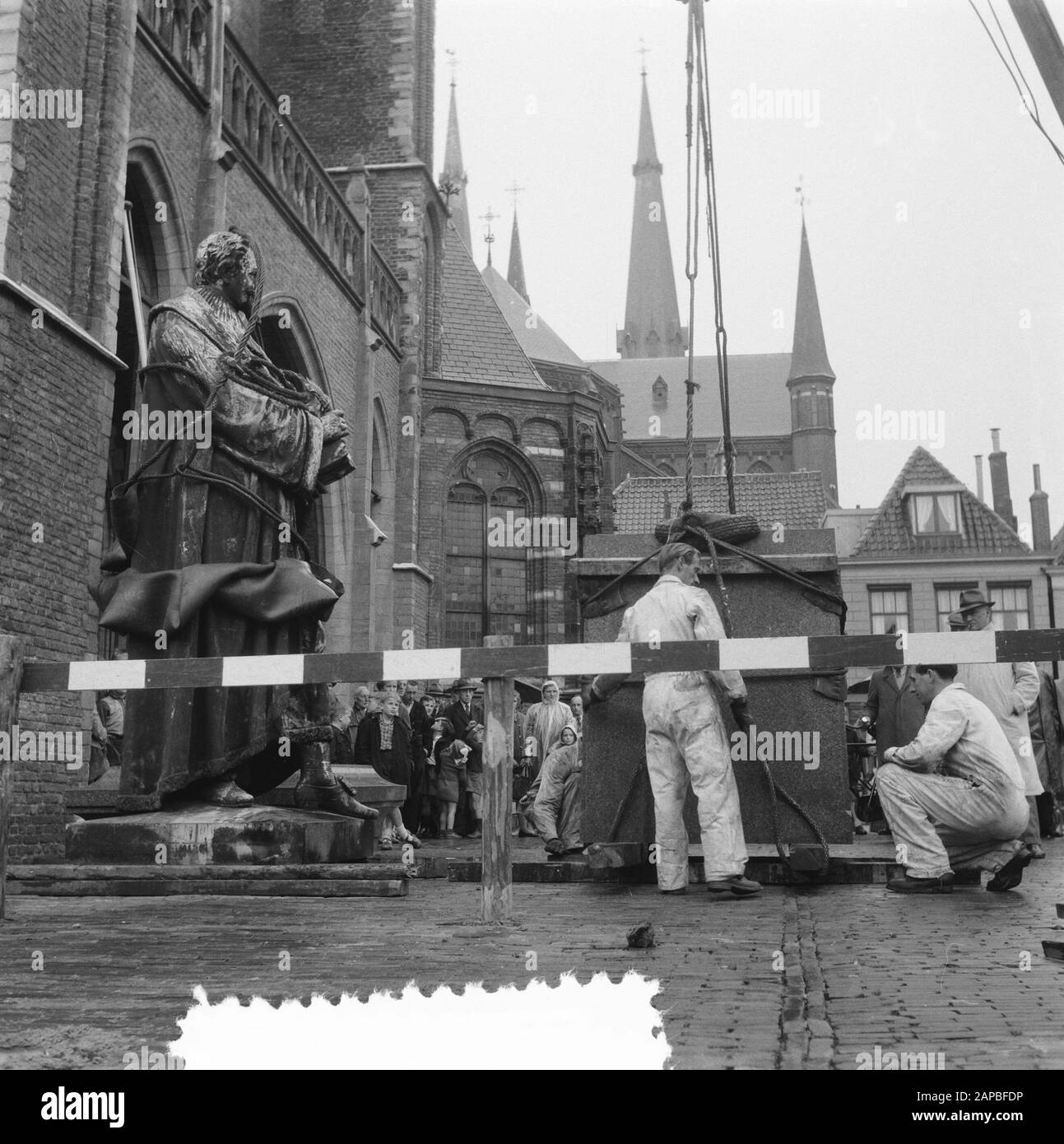 Delft displacement statue Hugo de Groot Datum: 26 July 1954 Location ...