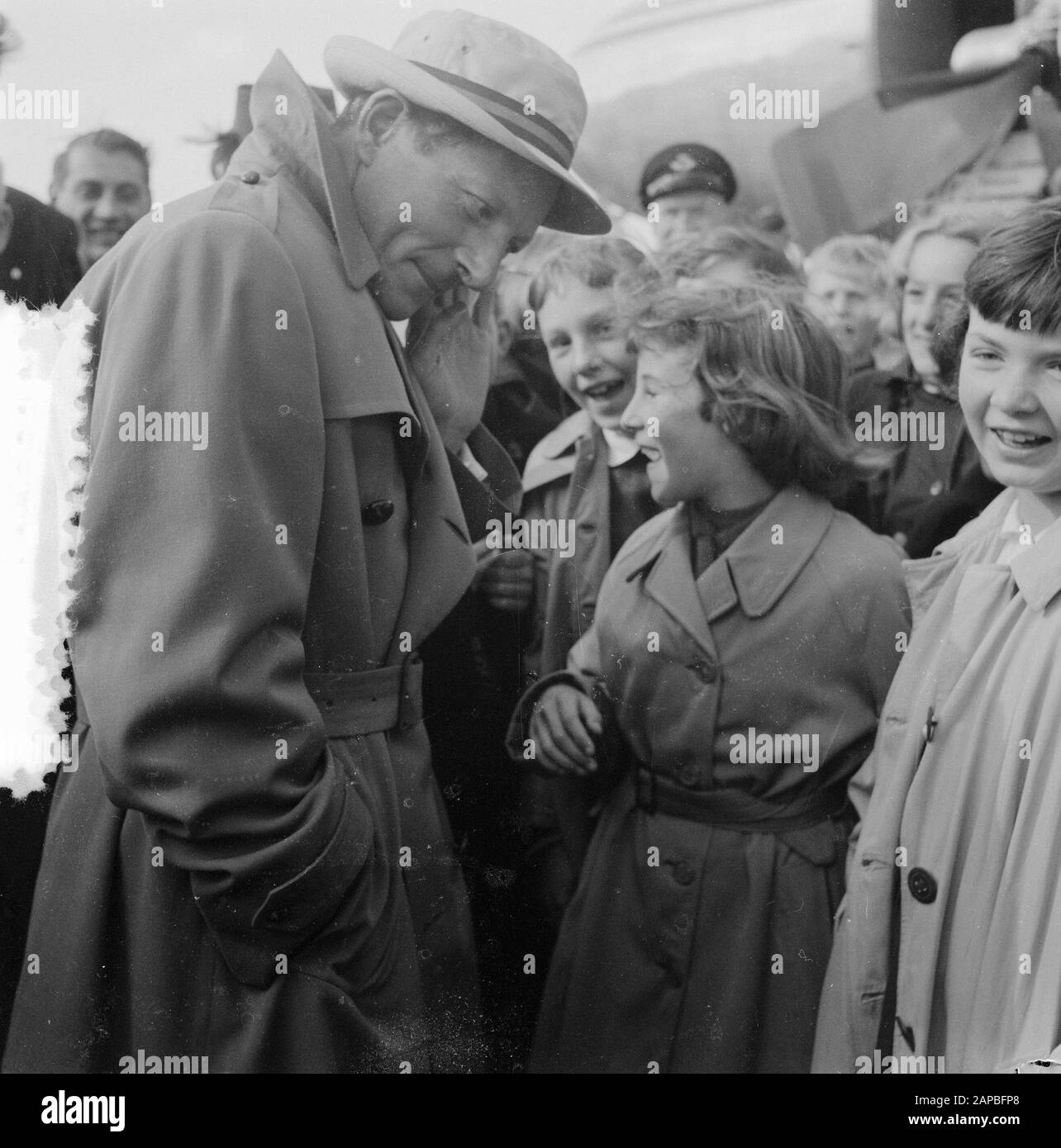 Danny Kay visits our country, arrival Schiphol Date: October 5, 1955 ...
