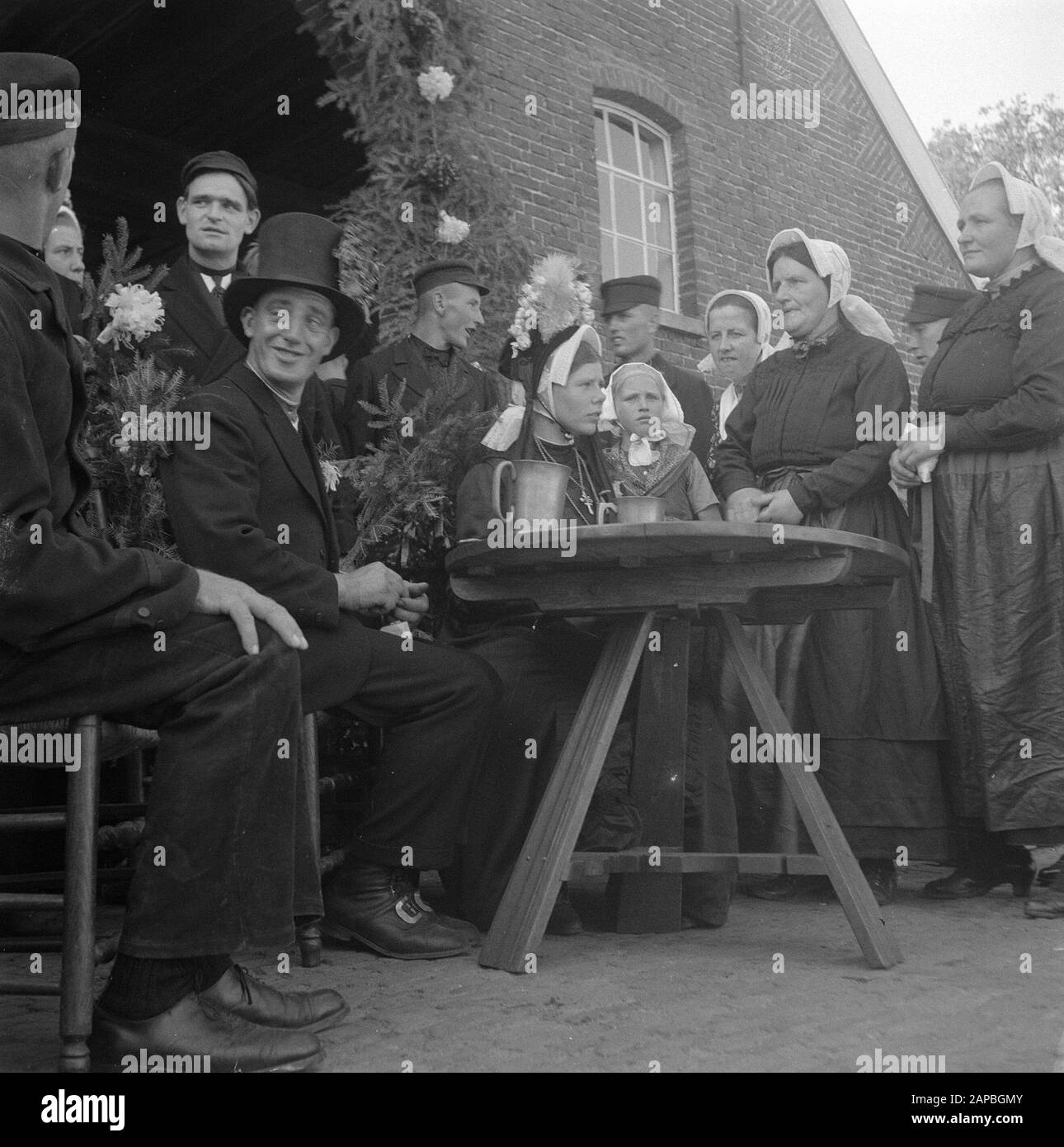Boerenwedding in Hengelo (Overijssel) Date: August 16, 1947 Location ...