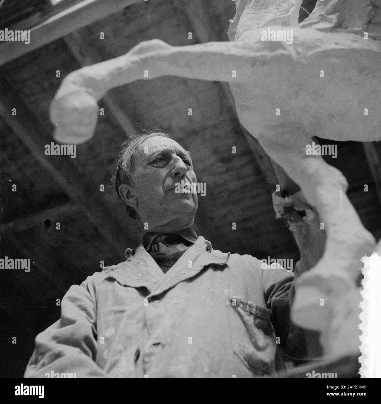 Sculptor Albert Termote 30 March 70 years Date: 22 March 1957 Keywords ...