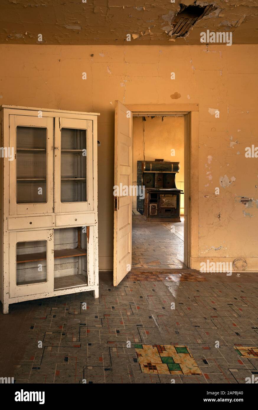 Abandoned wood buildings hi-res stock photography and images - Alamy