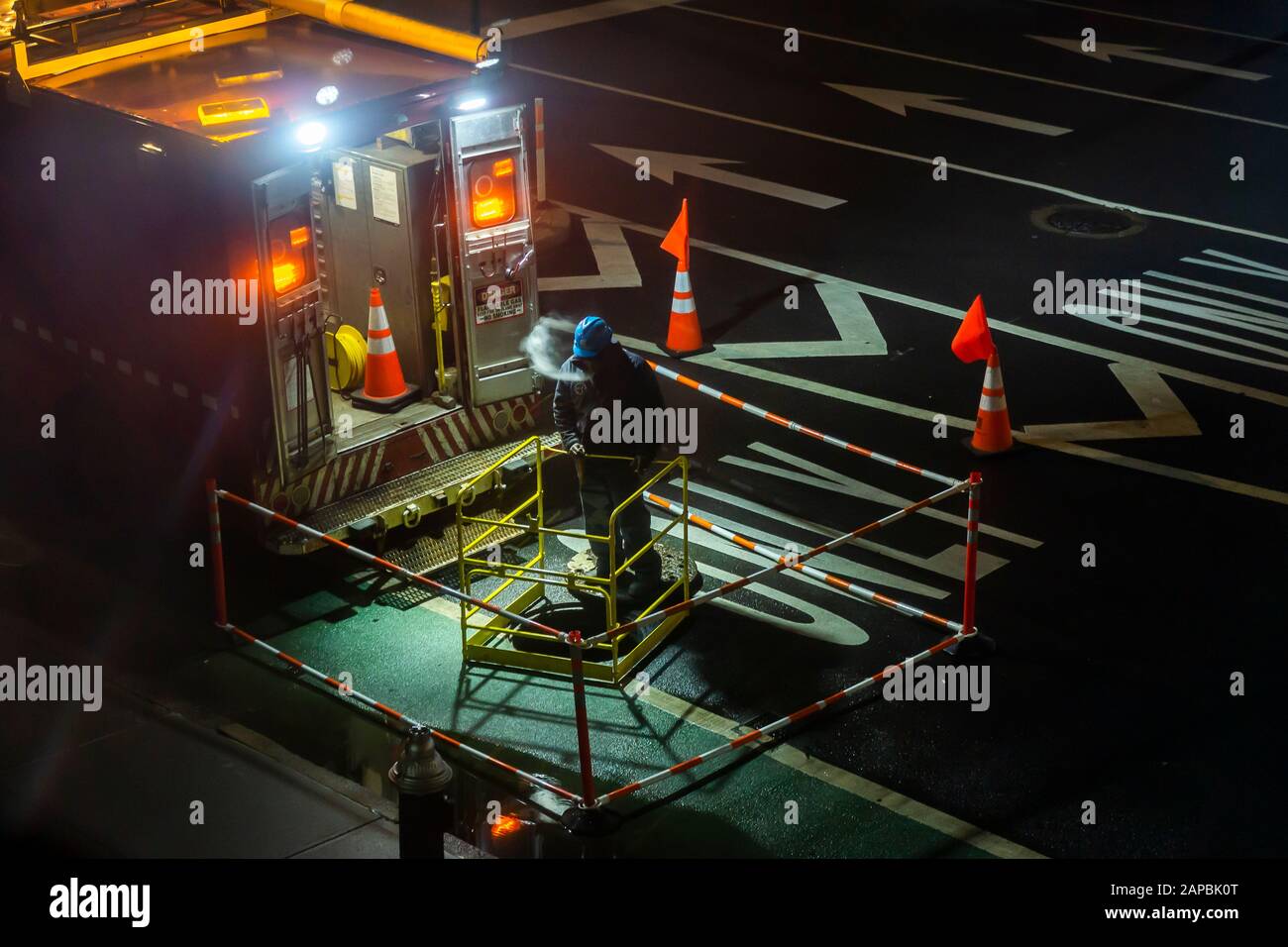 Con edison truck hi-res stock photography and images - Alamy