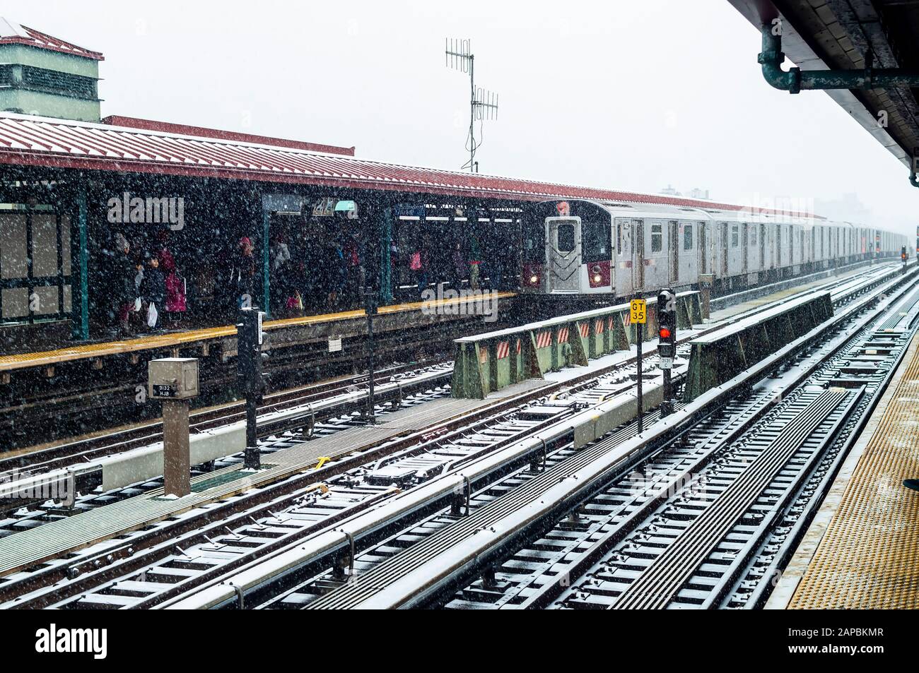 Number 7 train flushing hi-res stock photography and images - Alamy