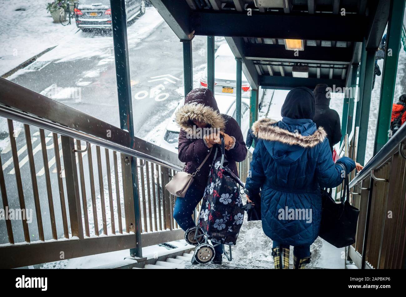 New york subway stairs crowds hi-res stock photography and images - Alamy
