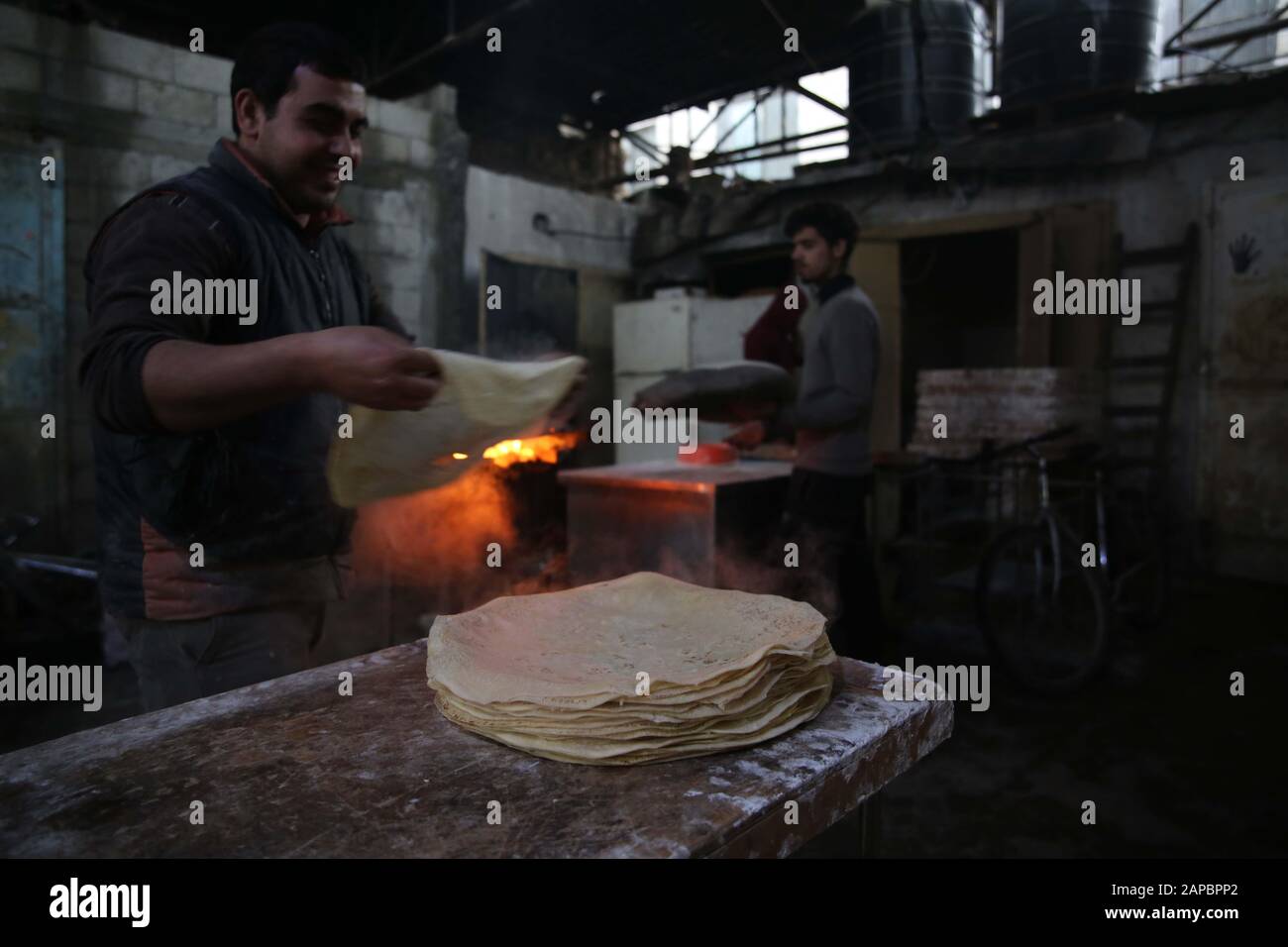 Gaza City, The Gaza Strip, Palestine. 22nd Jan, 2020. Palestinians cook ...