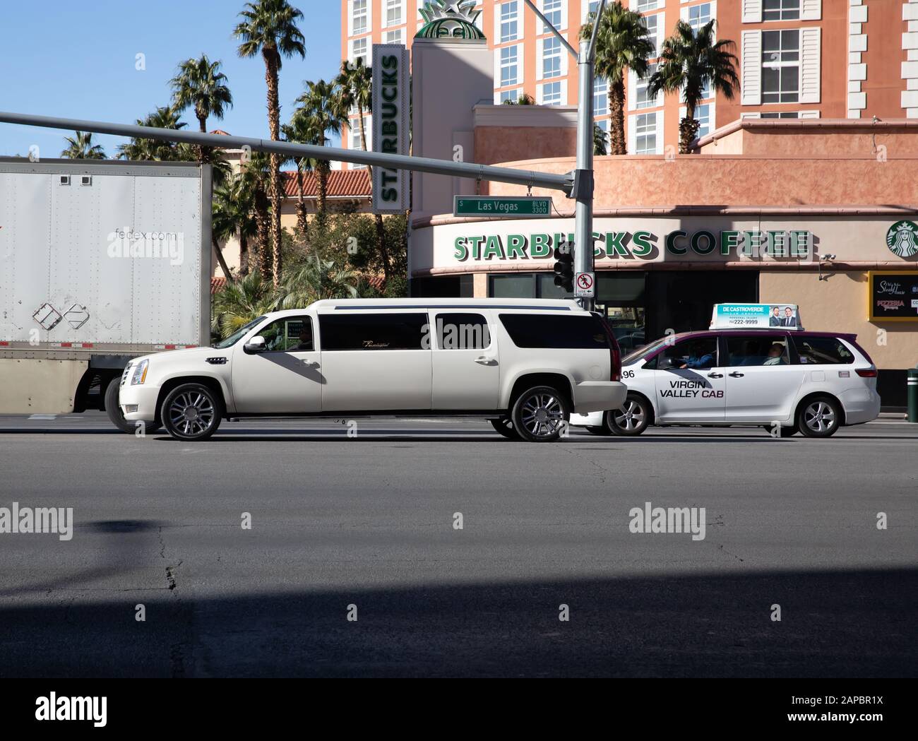 Starbucks with cars hi-res stock photography and images - Alamy