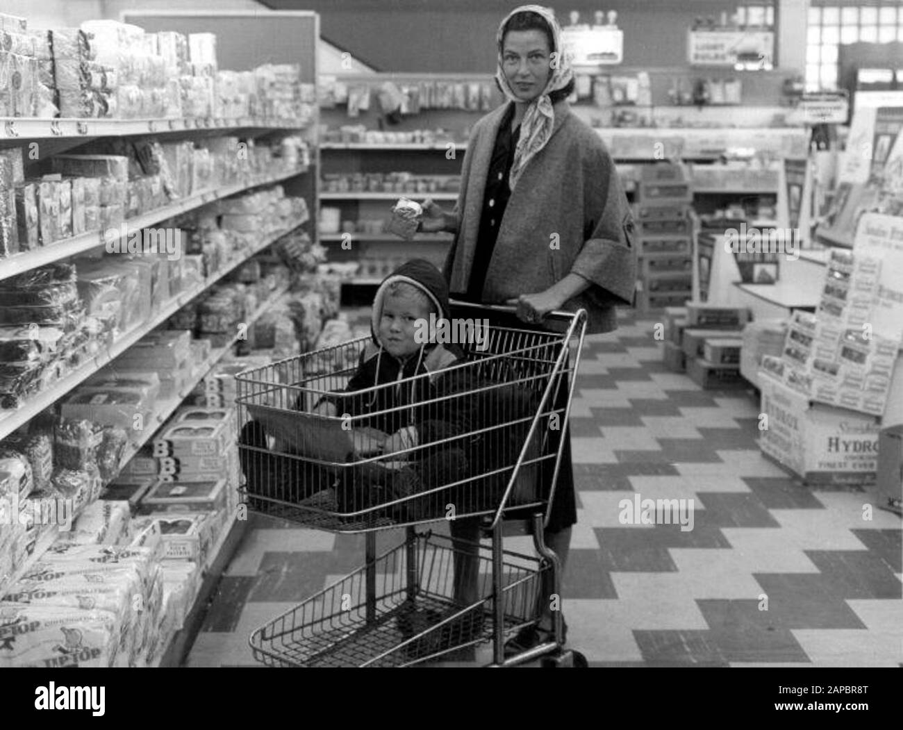 Grocery shopping 1950s hi-res stock photography and images - Alamy