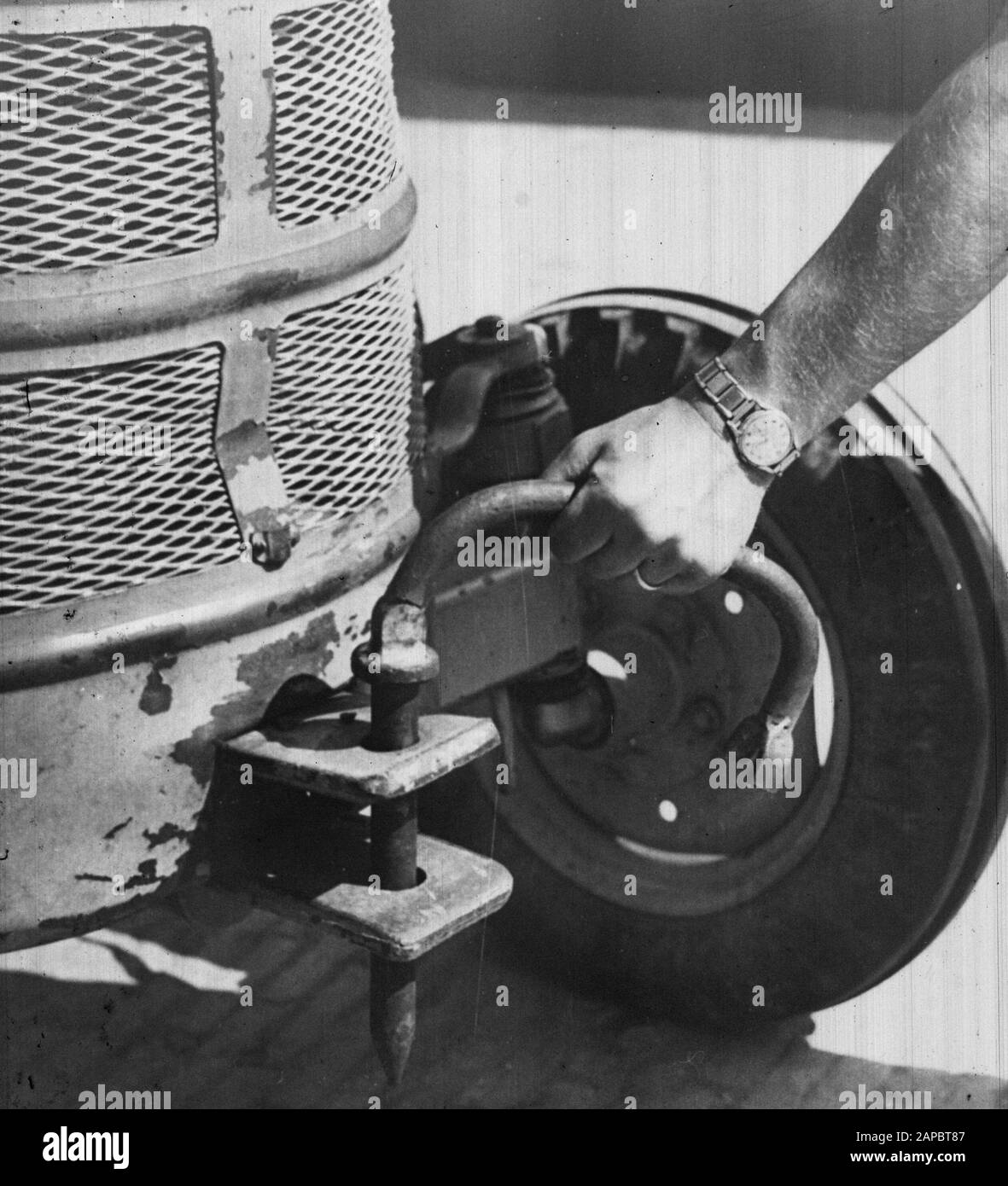 Cars and tractors hi-res stock photography and images - Alamy