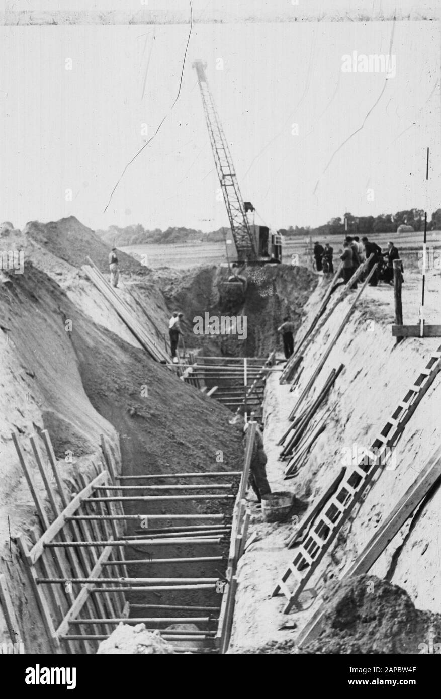 Excavator digging Black and White Stock Photos & Images - Alamy