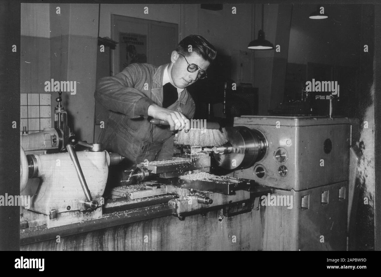 5x5 Cleaning of lathe Date: undated Keywords: lathes Stock Photo - Alamy