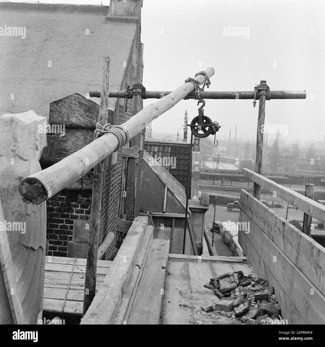 6x6.1 Lifting device attached to 2 scaffolding posts Date: undated ...