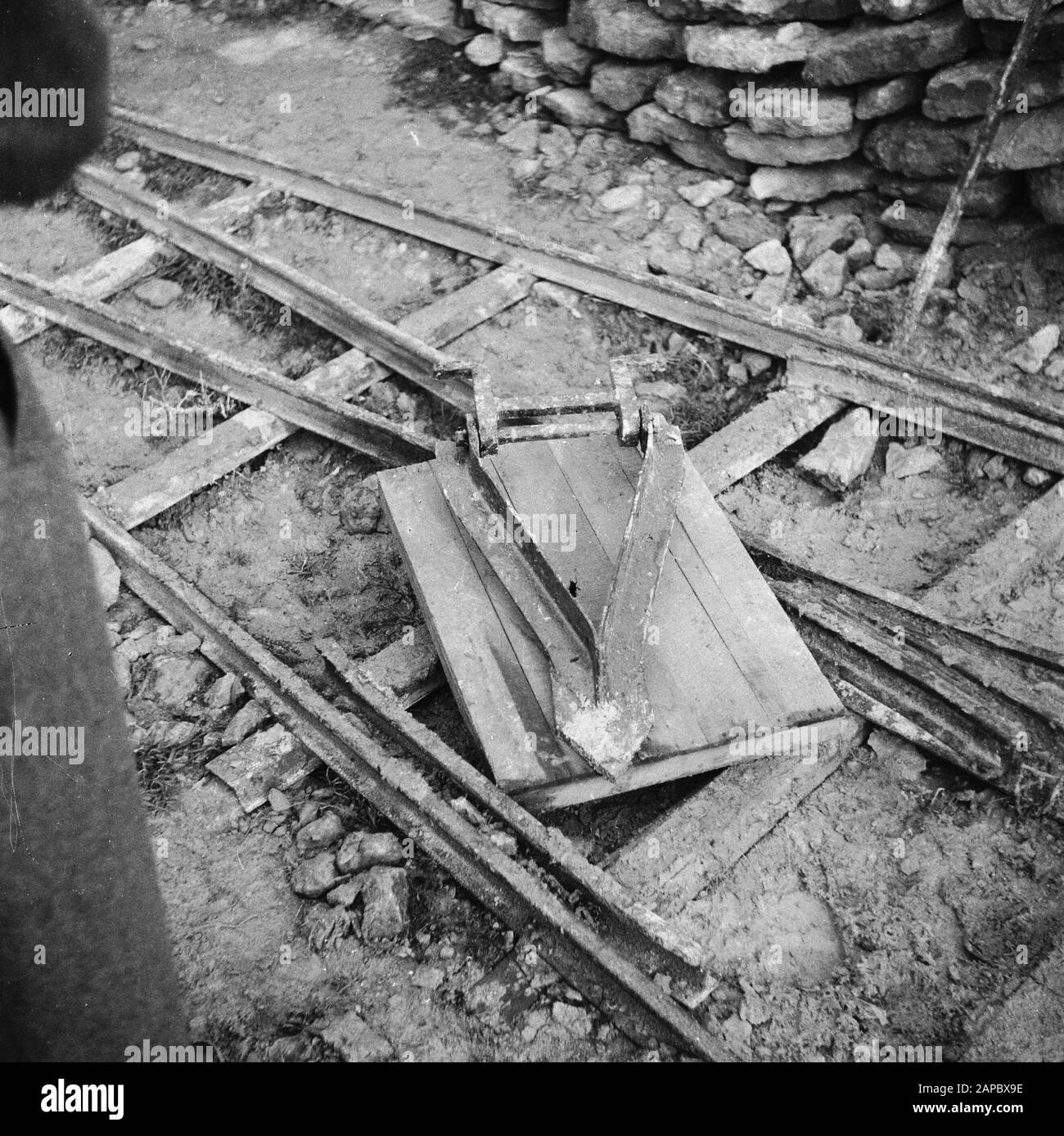 6x6.5 Aid for stopping tipping carts on an inclined track; support for ...