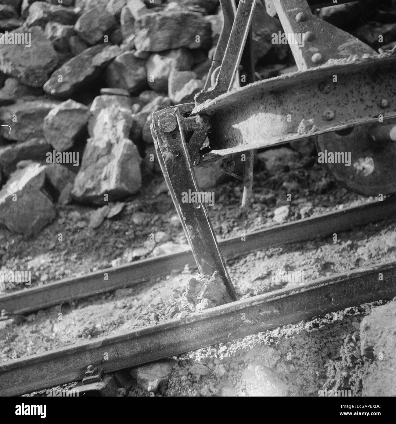 6x6.5 Aid for stopping tipping carts on an inclined track; support for ...