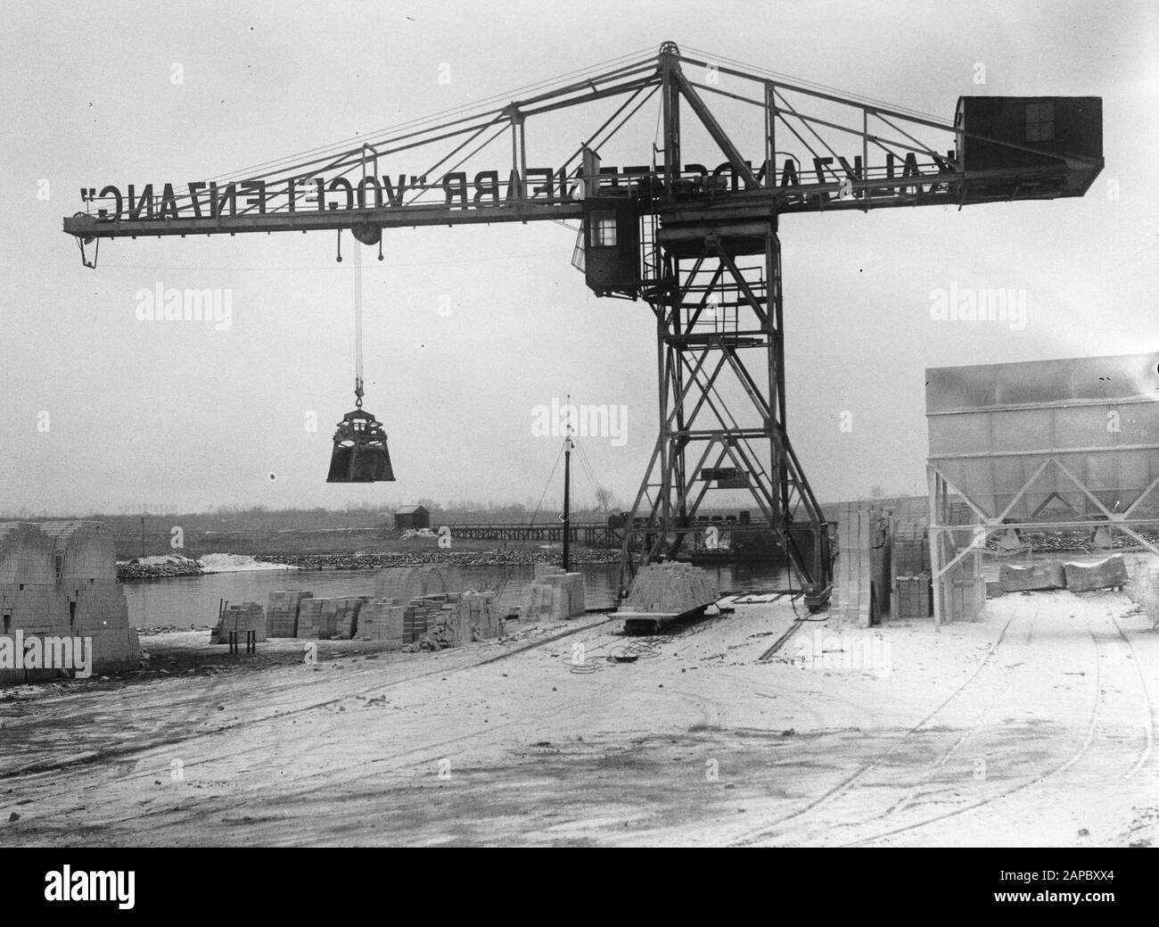 9x12 Accident breaking steel wire cable of rotary crane in use at the ...