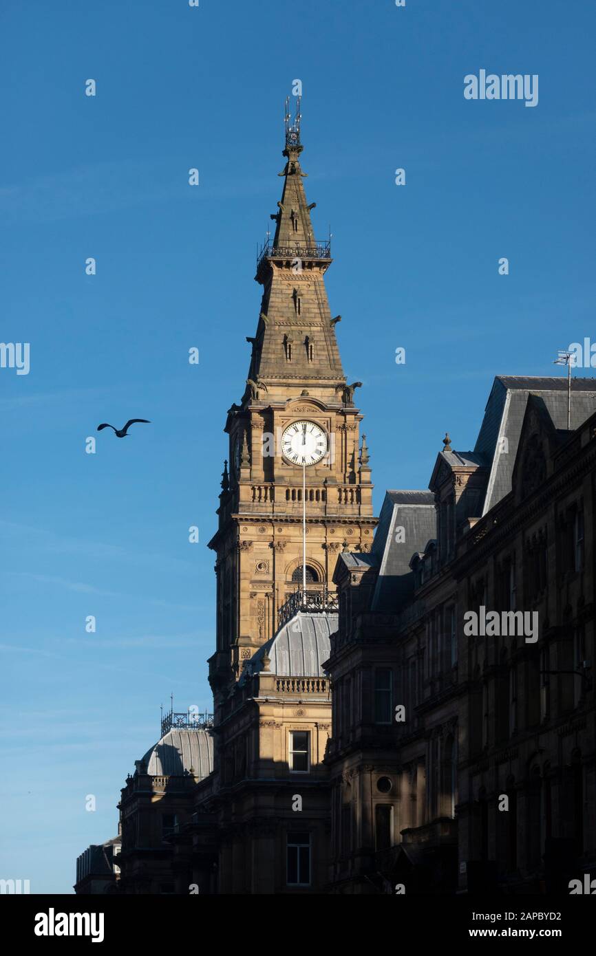 Liverpool municipal buildings clock tower hi-res stock photography and ...