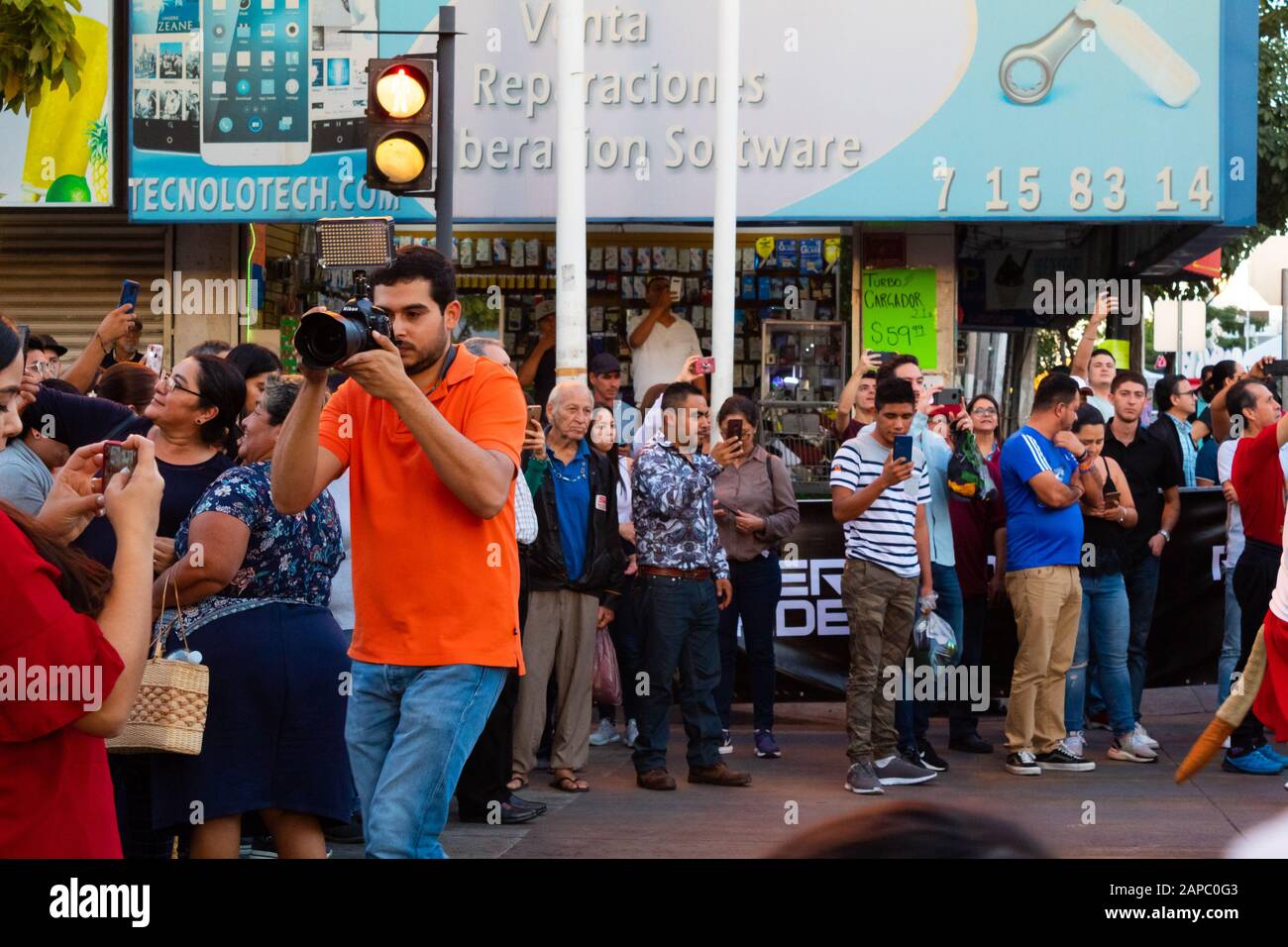 Photographing agency photographers hi-res stock photography and images ...
