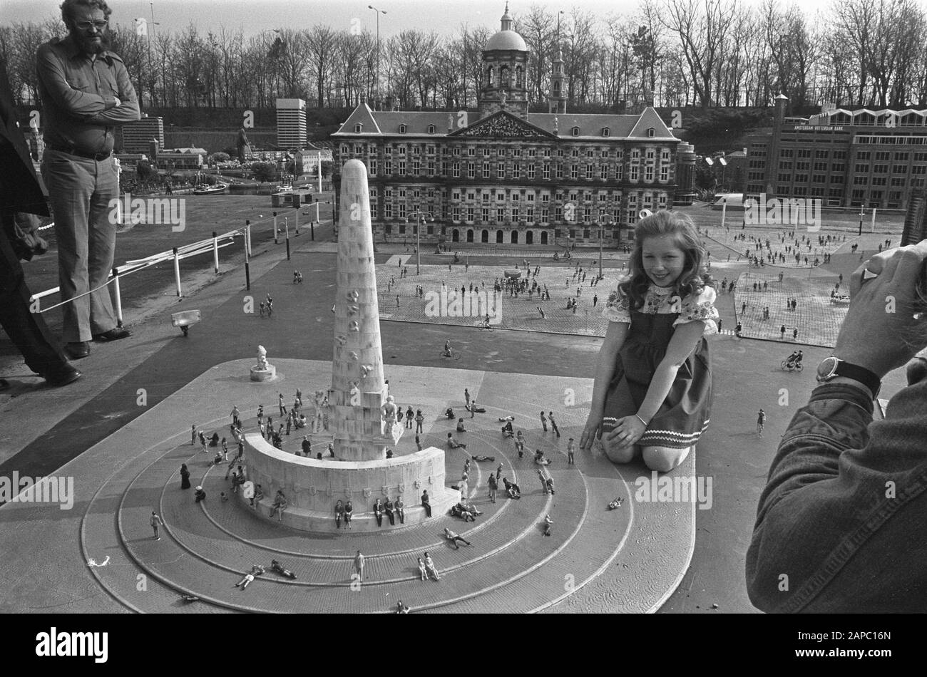 10-year-old female singer Lena Zavaroni in Madurodam; Lena aan ...