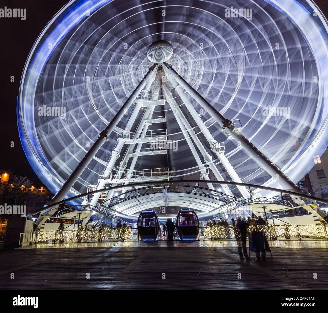 The famous Budapest Eye ferris wheel in Elisabeth square at Christmas ...
