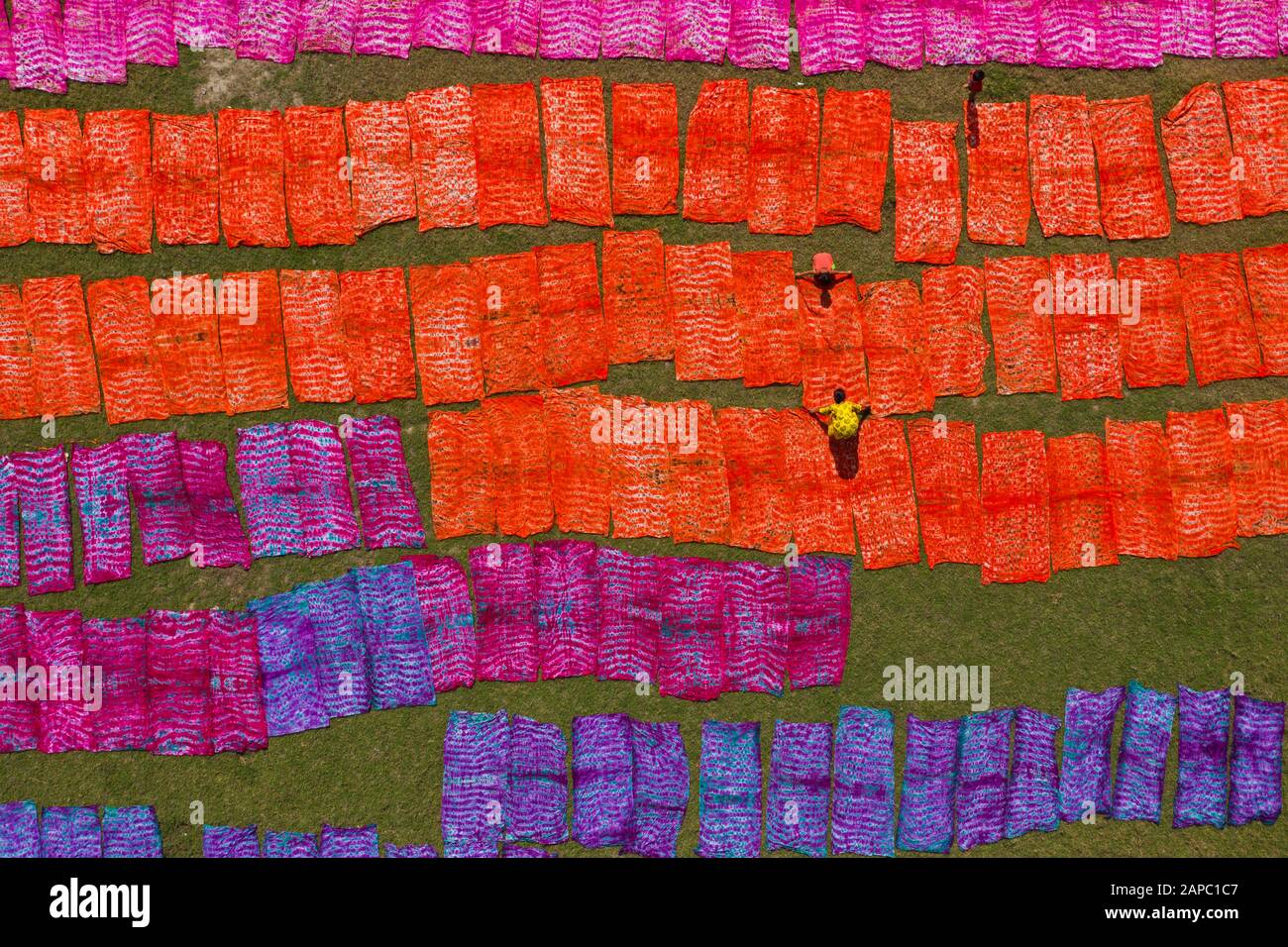 Drying cloth under hot sun in Narayanganj, Bangladesh Stock Photo - Alamy
