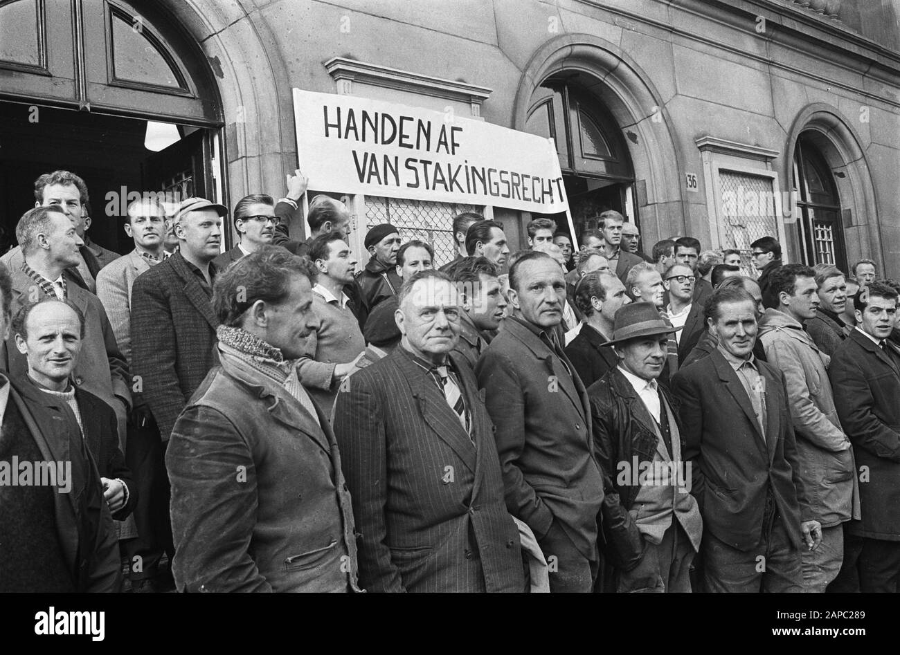 150 striking construction workers hi-res stock photography and images ...
